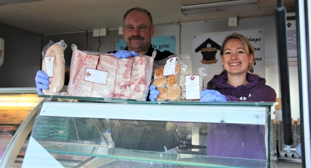 Bakken Øvre har åpnet drive-in julematbutikk på gården - mittLøten.no