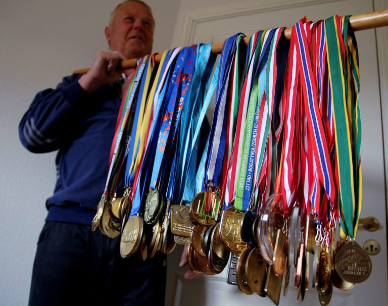 Arild (73) har blitt kåret til tiårets beste veteranutøver i friidrett ...